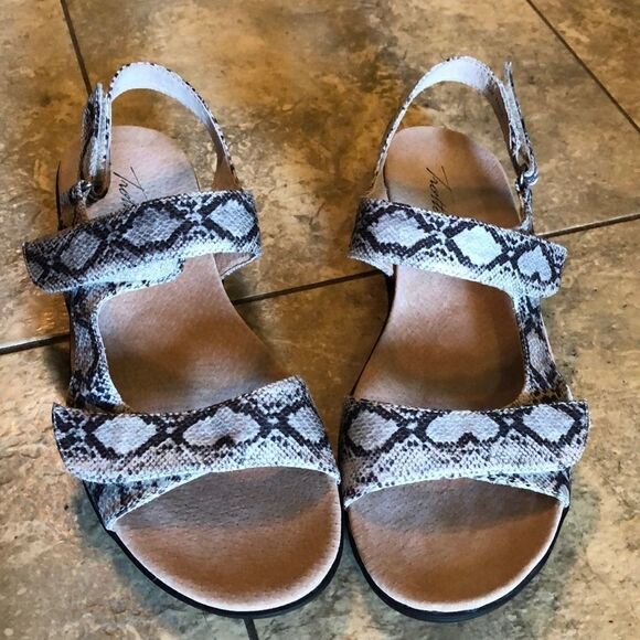 Trotters | Shoes | Trotterskipsandalssz75 | Poshmark